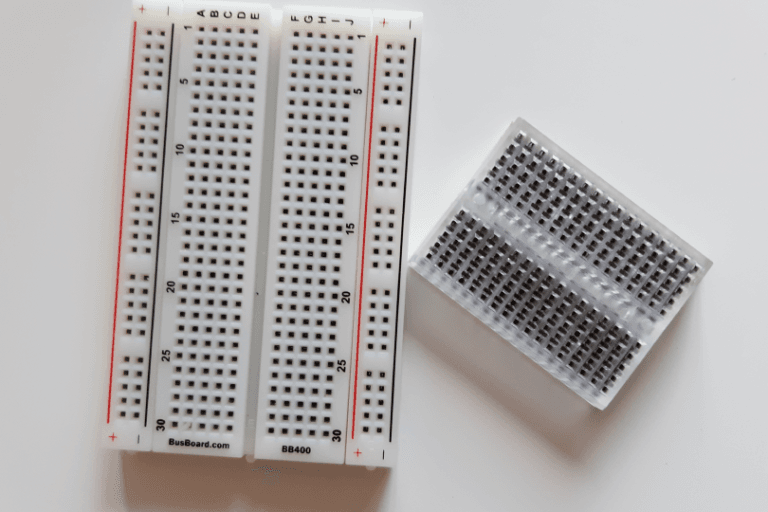 ᐈ ¿Qué es un Protoboard? Conoce sus Usos ️ ED